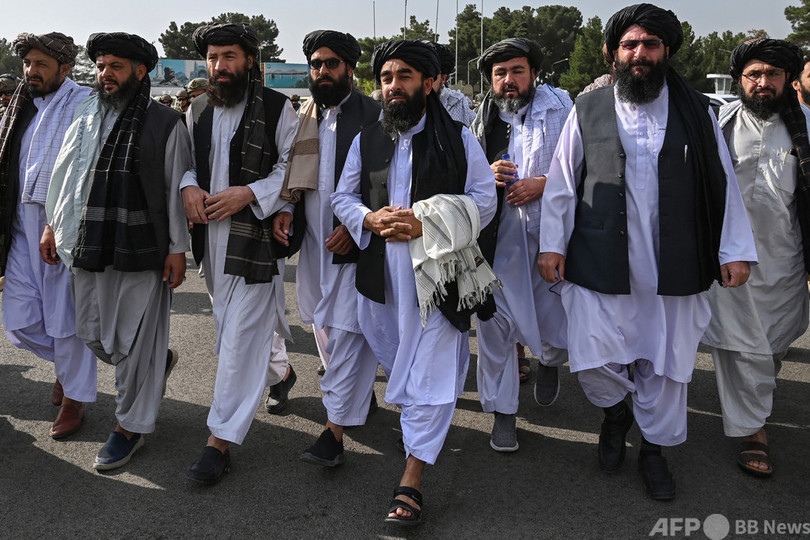 タリバン、米軍撤退後のカブール空港を闊歩 写真16枚 国際ニュース:afpbb News