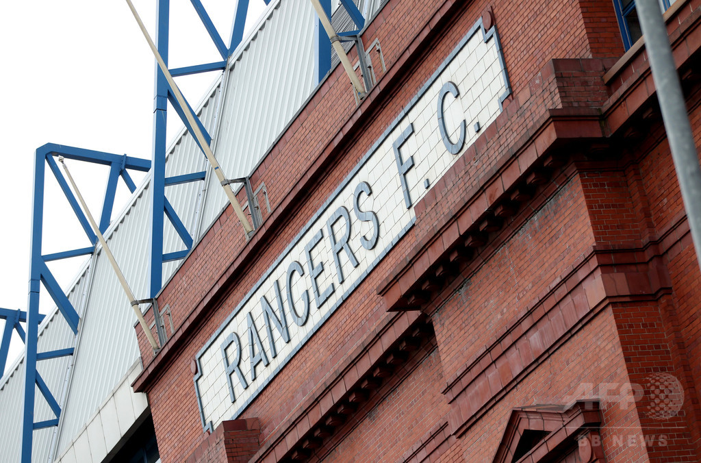 レンジャーズファンの乗ったバスが横転、男性1人が死亡 写真1枚 国際ニュース：AFPBB News