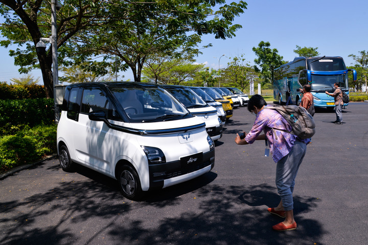 中国ブランドEV、インドネシアの若者に人気 写真2枚 国際ニュース：AFPBB News
