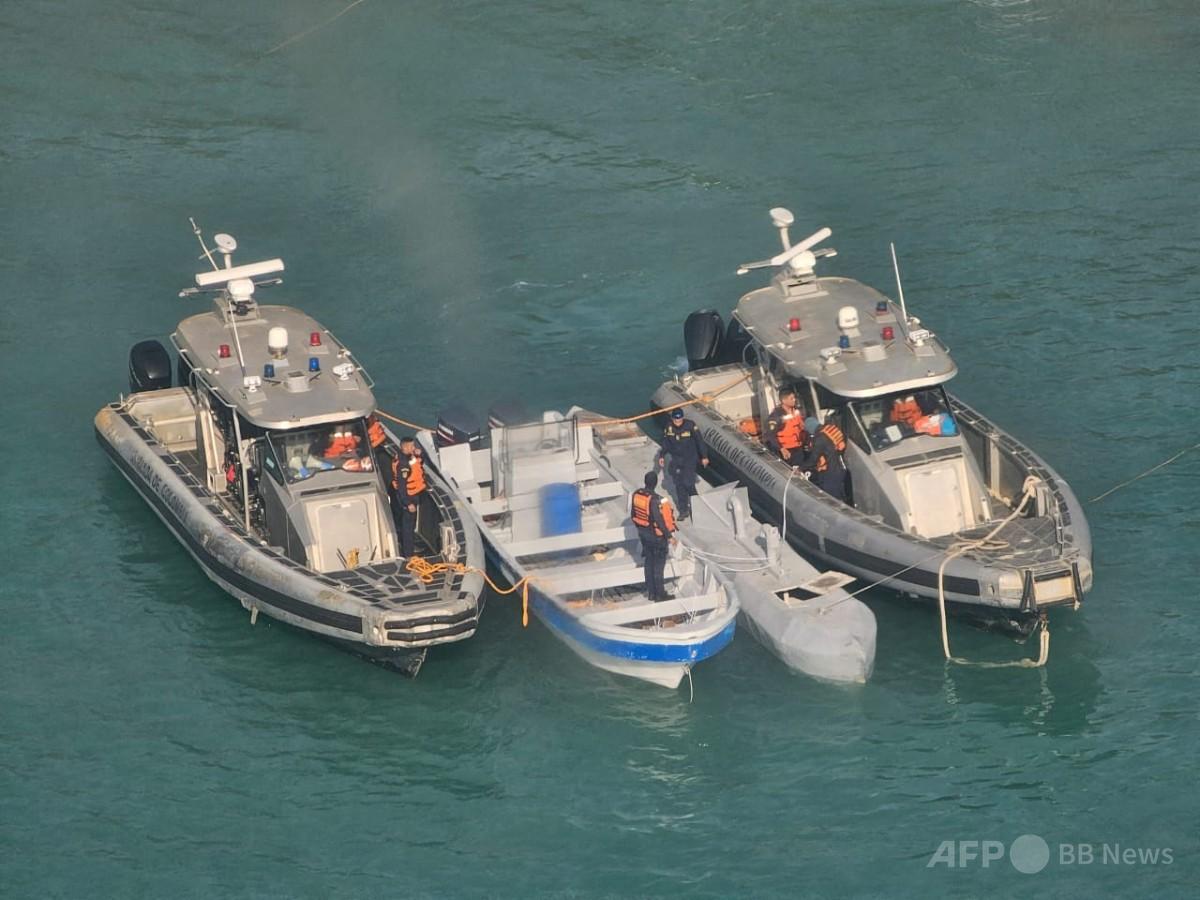 スターリンク搭載の麻薬密輸用半潜水艇を拿捕 コロンビア海軍 写真1枚 国際ニュース：AFPBB News