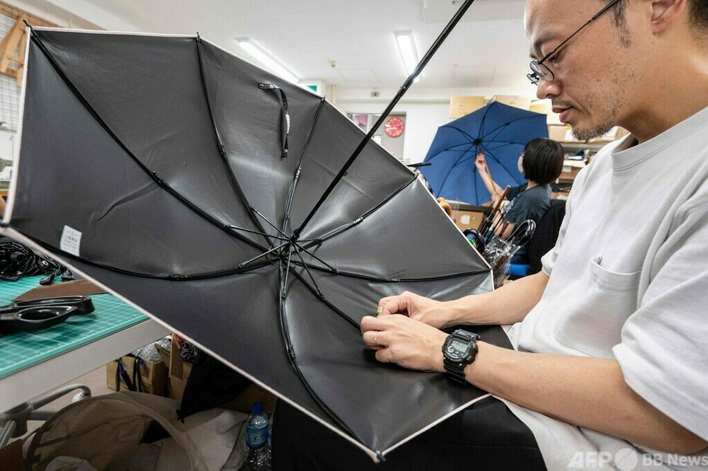 Heat brings hope for Tokyo's handmade umbrella maker 写真8枚 国際ニュース：AFPBB News