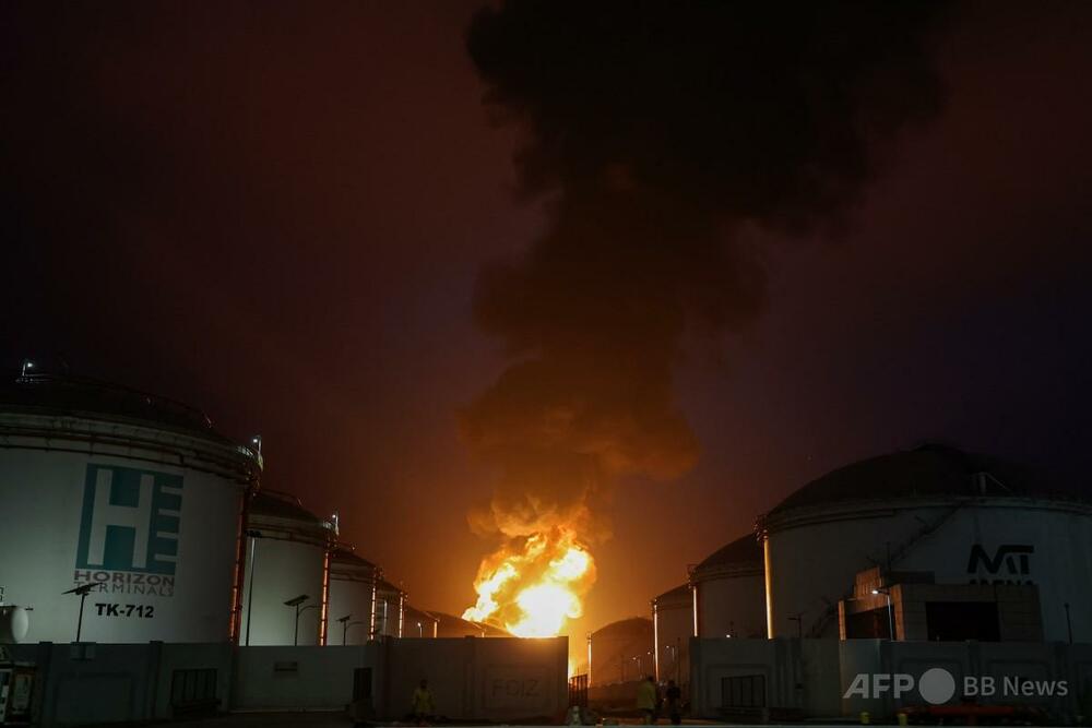 UAE、イランから飛来したミサイルと無人機を迎撃 写真1枚 国際ニュース：AFPBB News