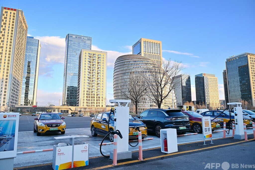 北京ではスーパー充電ステーションを千ヶ所も建設するんだとか…ﾎﾞｶﾝ((((；ﾟДﾟ))))))) [618719777]