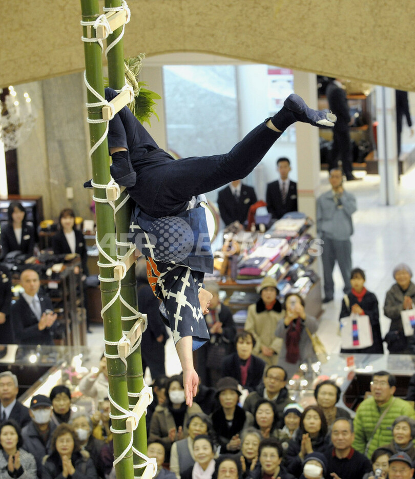 日本橋三越で「新春はしご乗り」 写真3枚 国際ニュース:afpbb News