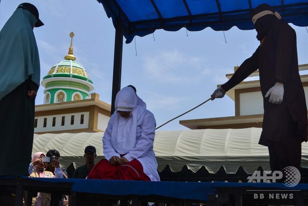 インドネシアでまた公開むち打ち刑、子ども含む大勢が「見物」 写真6枚 国際ニュース：AFPBB News