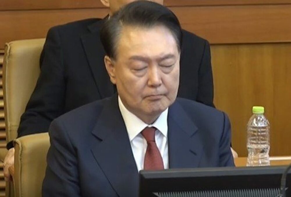 「まさか、寝てる？」…尹大統領、弾劾審判中に「居眠り」疑惑 写真枚 国際ニュース：AFPBB News