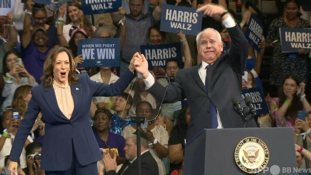 字幕：ハリス氏、副大統領候補ワルツ氏と初集会 写真1枚 国際ニュース：AFPBB News