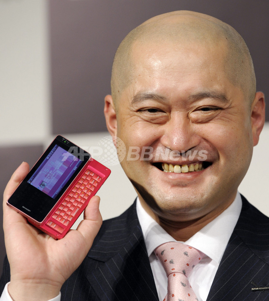 ウィルコム型小型軽量新スマートフォン、「WILLCOM 03」発表 写真3枚 国際ニュース：AFPBB News