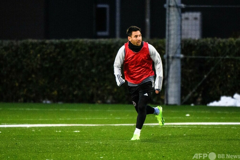 Messi says leg 'getting better' but could miss Japan match 写真3枚 国際ニュース ...