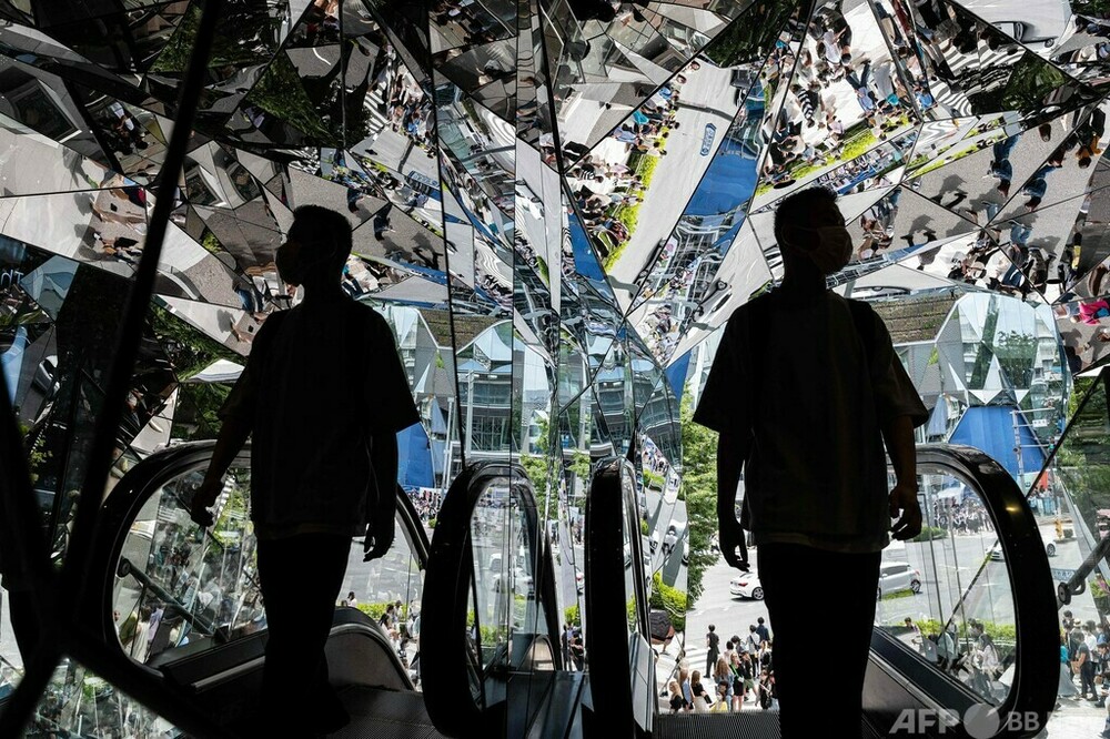 'Kaleidoscope' mirror panel in Omotesando, Tokyo 写真1枚 国際ニュース：AFPBB News