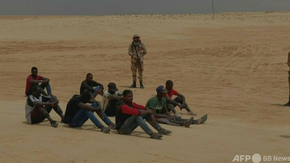 動画：チュニジア、不法移民をリビア国境の砂漠に置き去りか 写真1枚 国際ニュース：AFPBB News