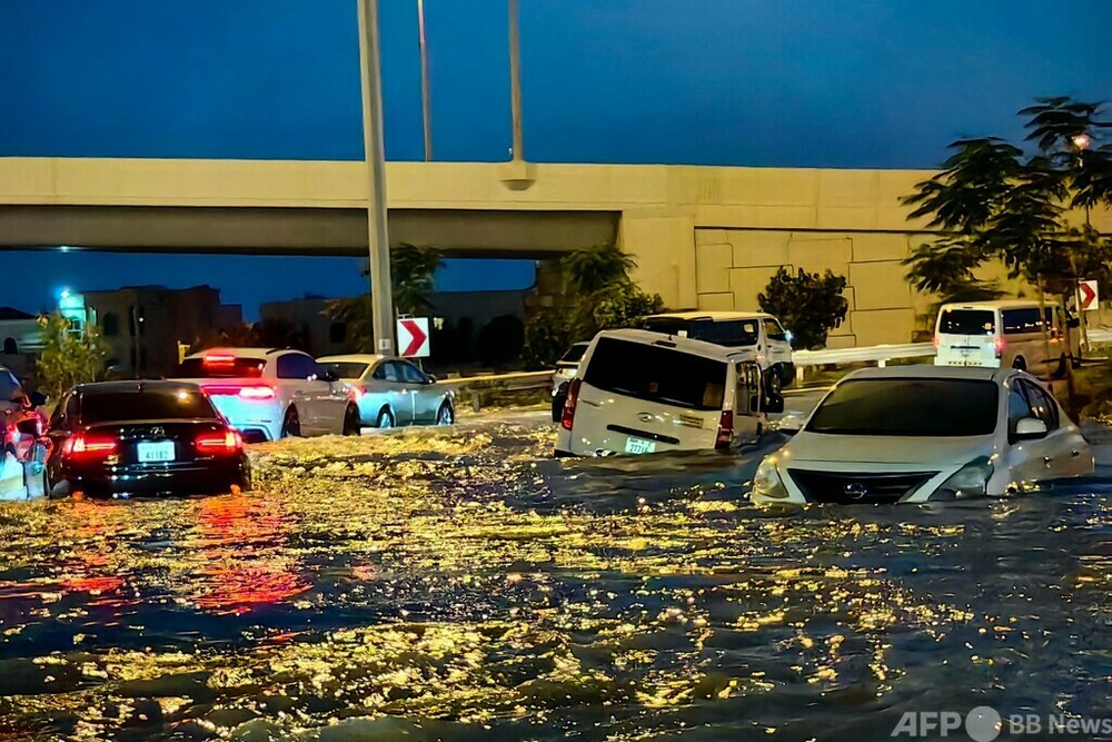 UAEで記録的大雨、交通網まひ オマーンでは19人死亡 写真14枚 国際ニュース：AFPBB News