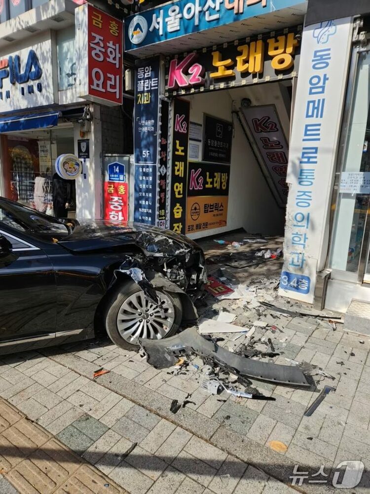 70代運転の乗用車、歩道に突っ込み母子はねる…韓国・心肺停止と重傷 写真枚 国際ニュース：AFPBB News