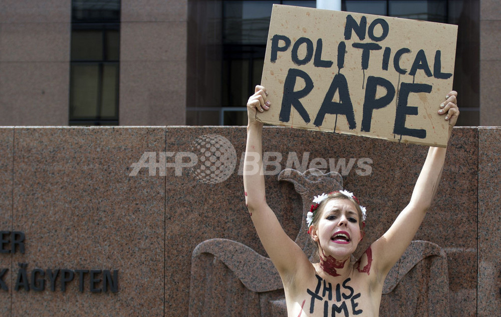 女性権利団体femen、エジプト大使館前でトップレス抗議 写真10枚 国際ニュース:afpbb News