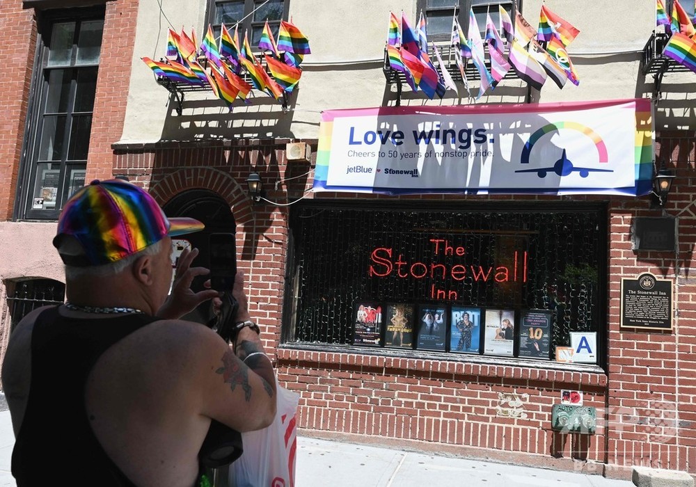 NY市警、50年前のストーンウォール事件を謝罪 LGBT運動の発端 写真10枚 国際ニュース：AFPBB News