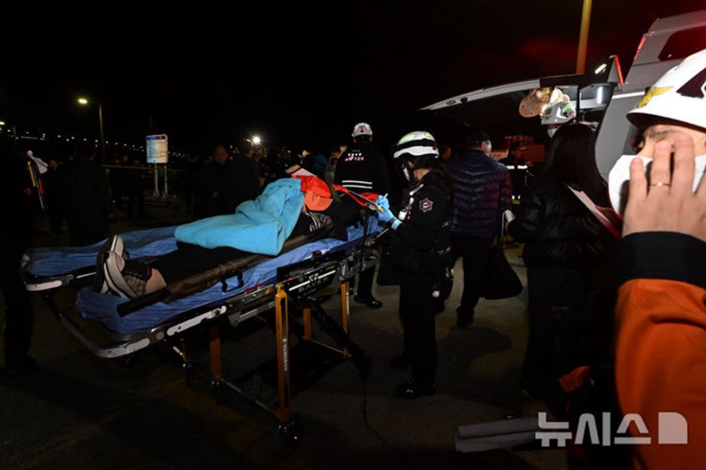 韓国・旅客船座礁、「セウォル号沈没事故が頭に浮かんだ」…267人全員救助・27人負傷 写真枚 国際ニュース：AFPBB News