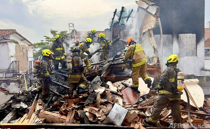 小型機が民家に墜落 8人死亡 コロンビア 写真7枚 国際ニュース：AFPBB News