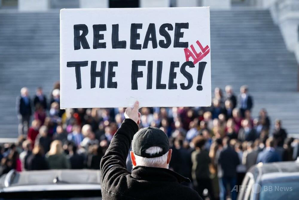 米下院、エプスタイン事件の資料開示を可決 写真1枚 国際ニュース：AFPBB News