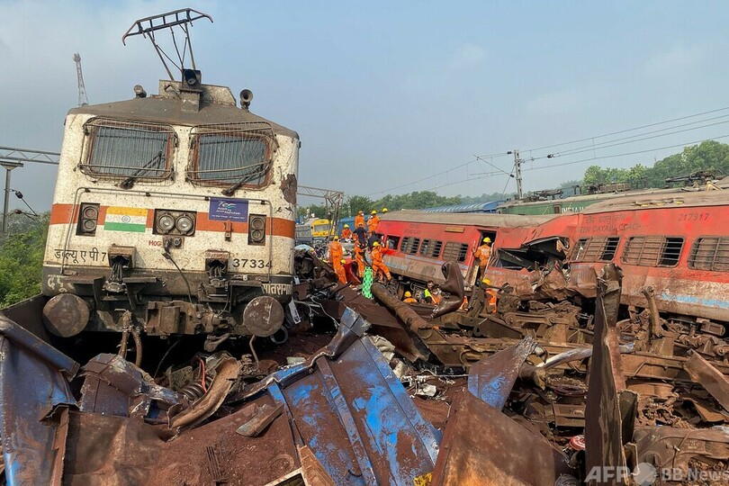 東部オディシャ州バラソール付近で起きた列車3本が絡む事故の現場。AFPTVの動画より