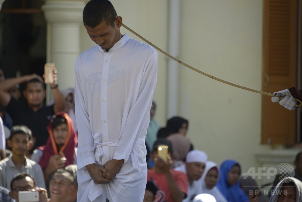 同性愛の男性カップルに公開むち打ち刑 インドネシア 写真5枚 国際ニュース:afpbb News