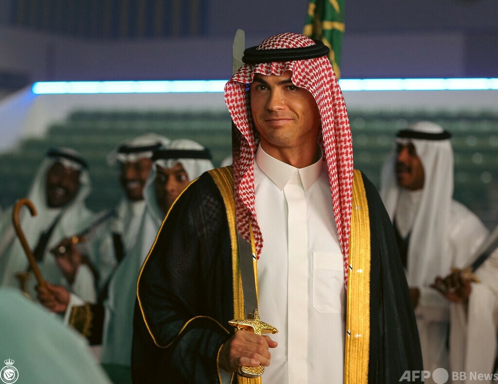 ロナウドが伝統衣装姿で登場 サウジで建国記念日イベント 写真5枚 国際ニュース：AFPBB News