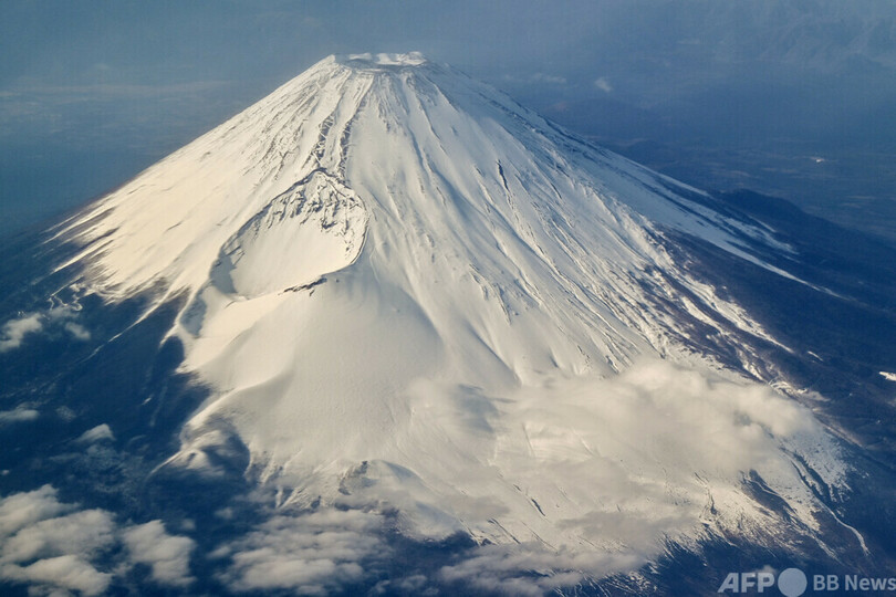 Japan to build anti-tourist fence at Mount Fuji viewpoint 写真1枚 国際ニュース ...