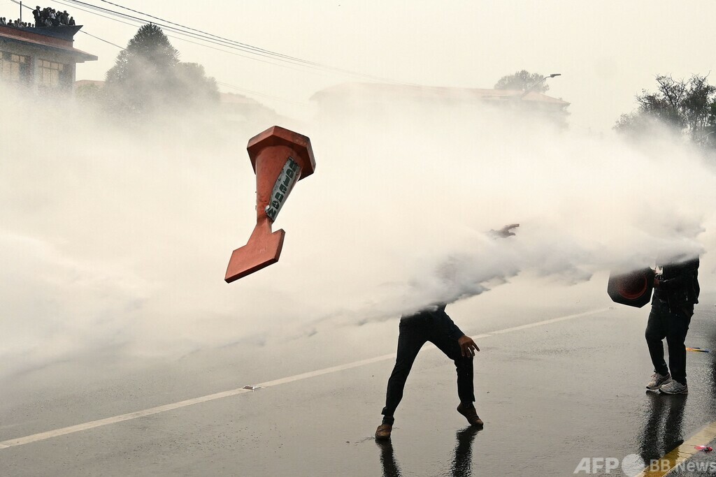 三角コーンが空中停止、デモ隊に放水 ネパール [377482965]