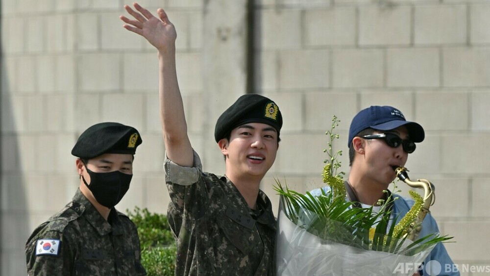動画：BTSジンさん兵役終了、メンバーが出迎え 写真1枚 国際ニュース：AFPBB News