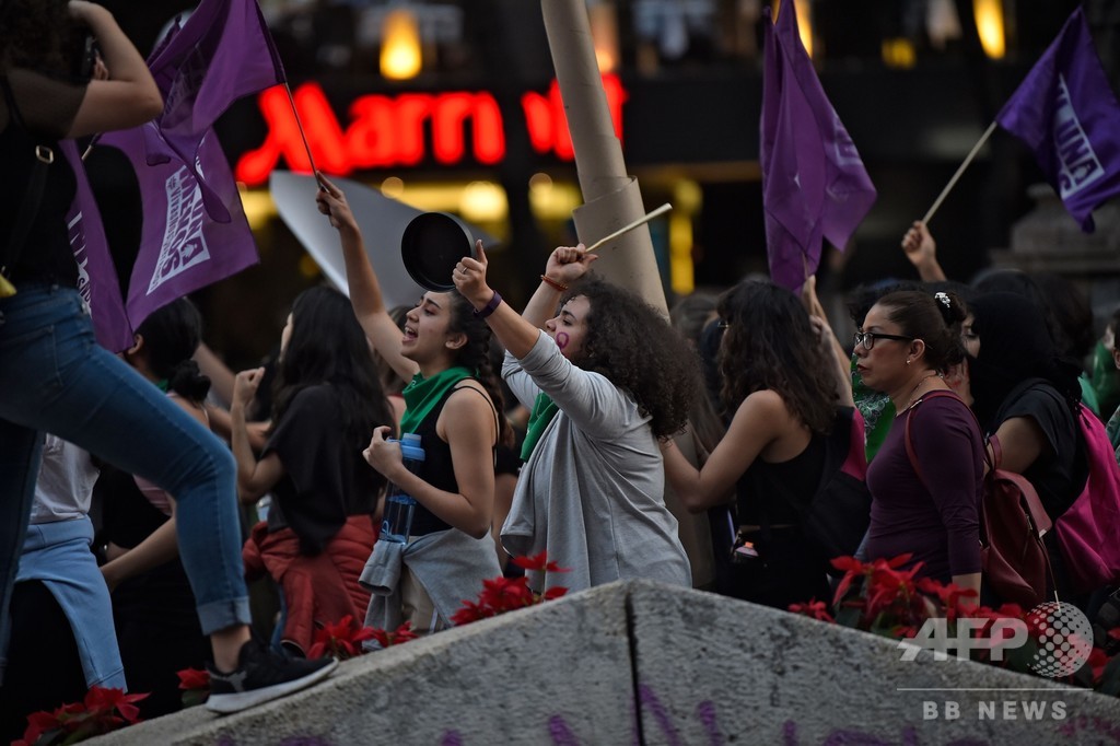 「フェミサイド」やレイプに抗議、女性たちが暴力的デモ メキシコ 写真7枚 国際ニュース:afpbb News